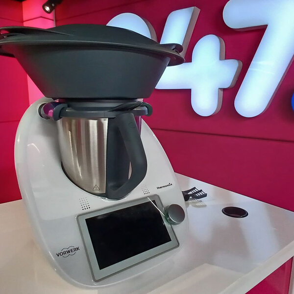 "Show & Tell" Joburg, what is this gift that Anele received? - Anele ...