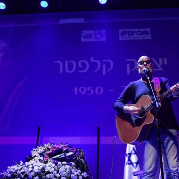 "אהבתי אותו אהבת נפש": אריק סיני נפרד מחברו יצחק קלפטר ז"ל - קטעים ...