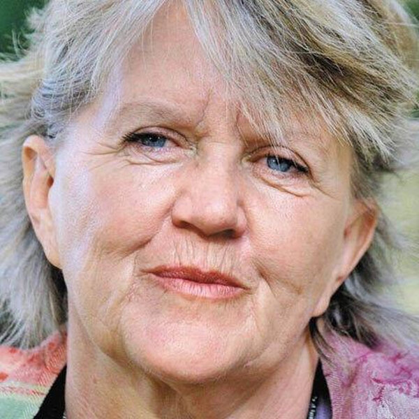 Katinka Heyns vir lewensbydrae vereer - Op en Wakker - Omny.fm