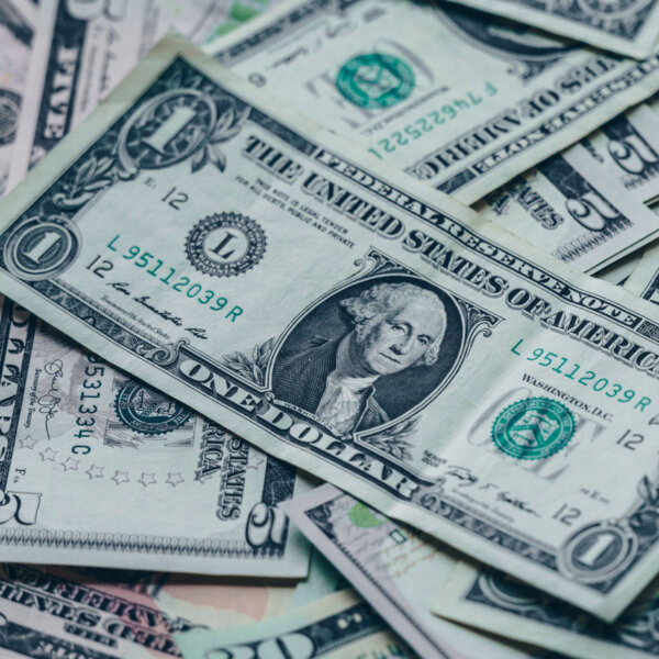 Voici pourquoi vous devriez TOUJOURS traîner de l'argent CASH! - Rouge ...