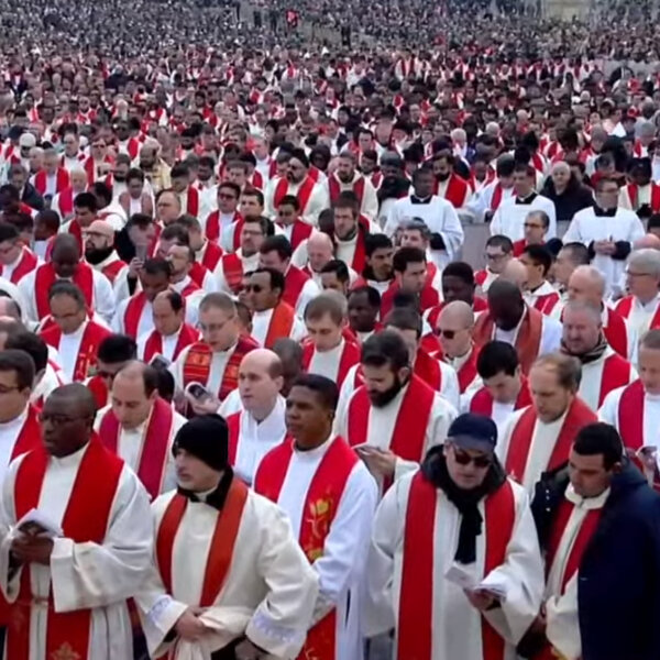 Thousands turn out to farewell ex-Pope Benedict XVI at the Vatican ...