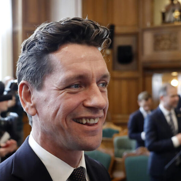 Derfor har Kaare Dybvad taget tøjet af - Under gulvtæppet - Omny.fm